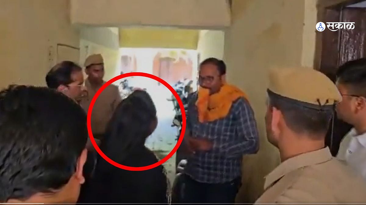 Viral Video: "बदमाश कुठला, ढकलून पुढे जातोय..."; जिल्हाधीकारी इंदुमतींनी एका व्यक्तीला मारली ...